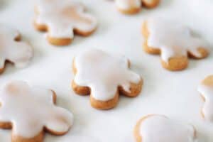 Old Fashioned Iced Gingerbread Man Cookies - Gluesticks Blog